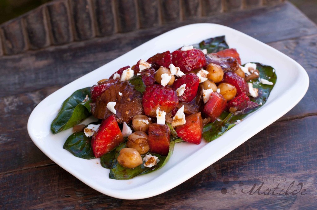 Ensalada de garbanzos con salmón y fresas y como hacer gomasio ...